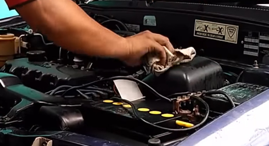 9 Cara Membersihkan Mesin Mobil yang Aman | Auto2000