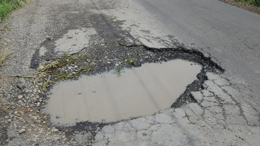 8 Tips Aman Mengemudi Jalan Raya Berlubang | Auto2000