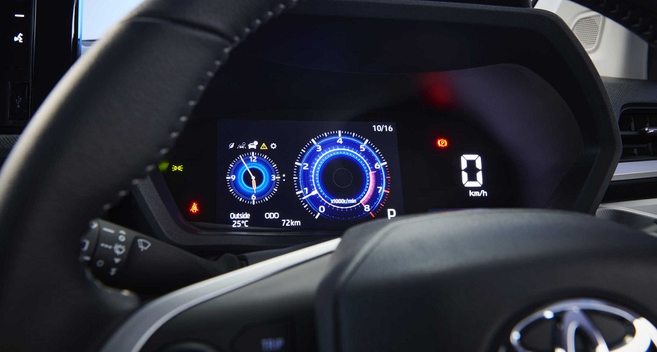 Apakah Pengemudi Harus Selalu Memantau Takometer? | Auto2000